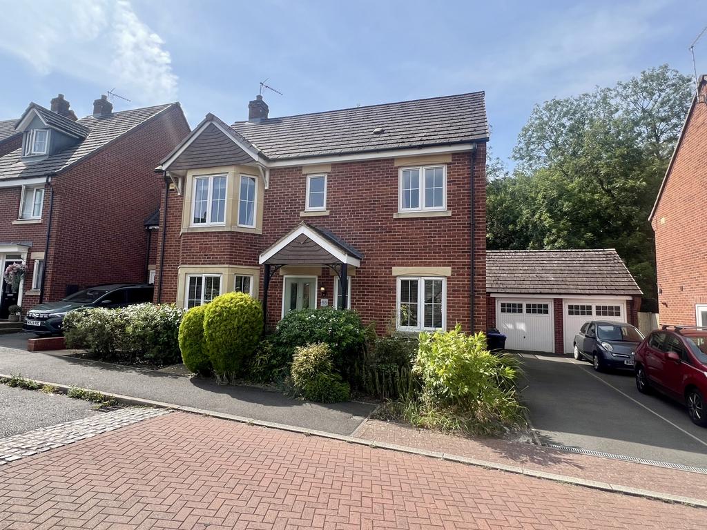 Dennetts Close, Daventry, NN11 9AE 4 bed detached house - £390,000