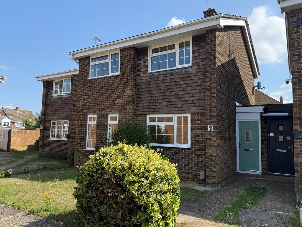 St Andrews Close, Flitwick, MK45 3 bed house - £1,400 pcm (£323 pw)