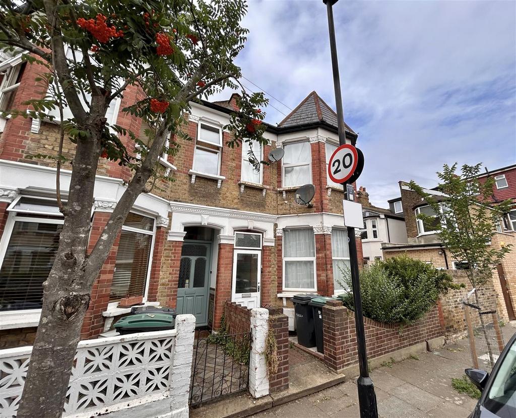 30 Crossfield Road, London N17 Studio to rent - £1,150 pcm (£265 pw)