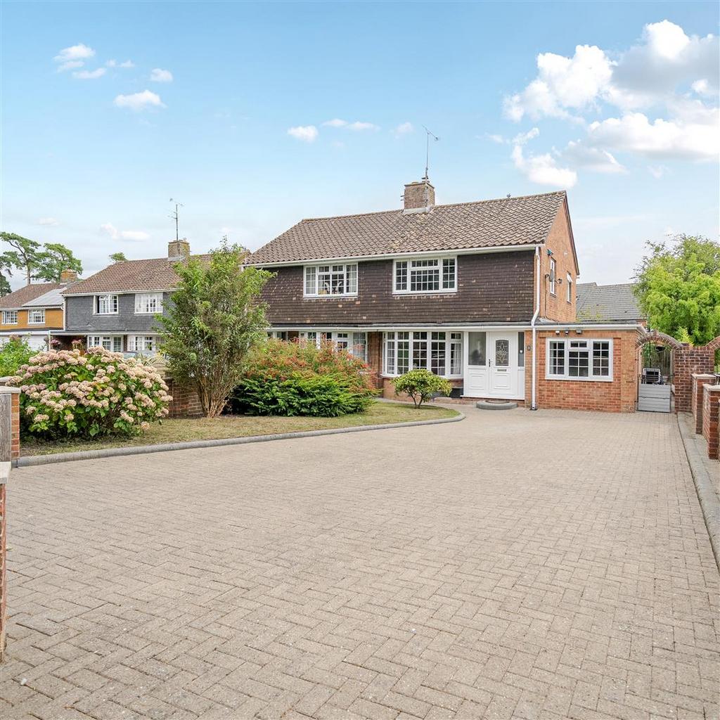 Roundway Park, Devizes 4 bed semi-detached house - £440,000
