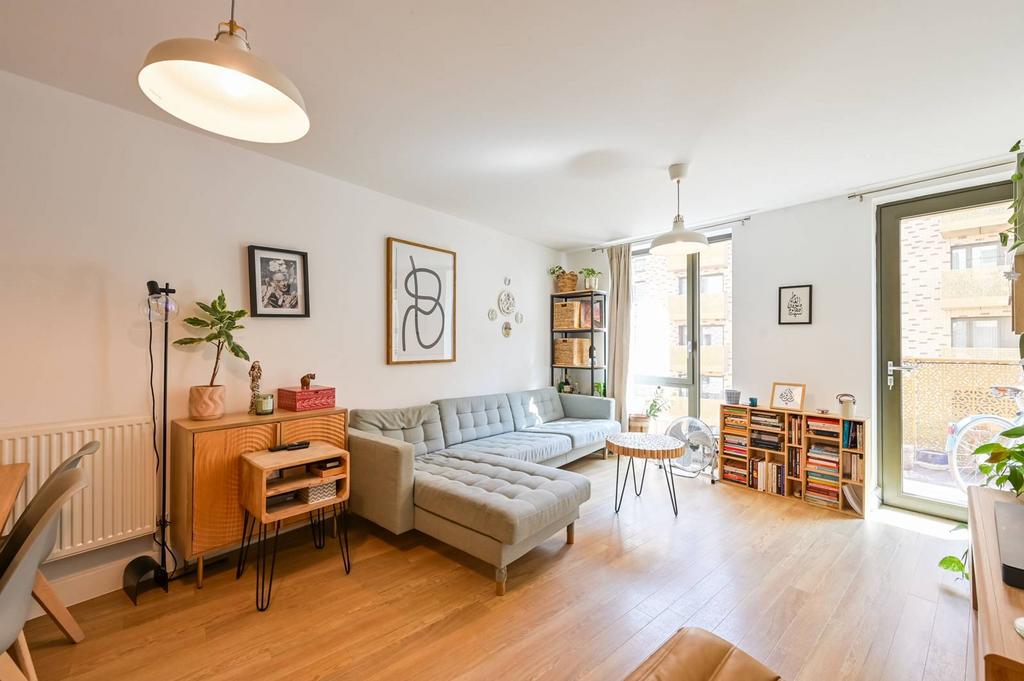 17 Nelson Walk, London E3 2 bed flat - £2,500 pcm (£577 pw)