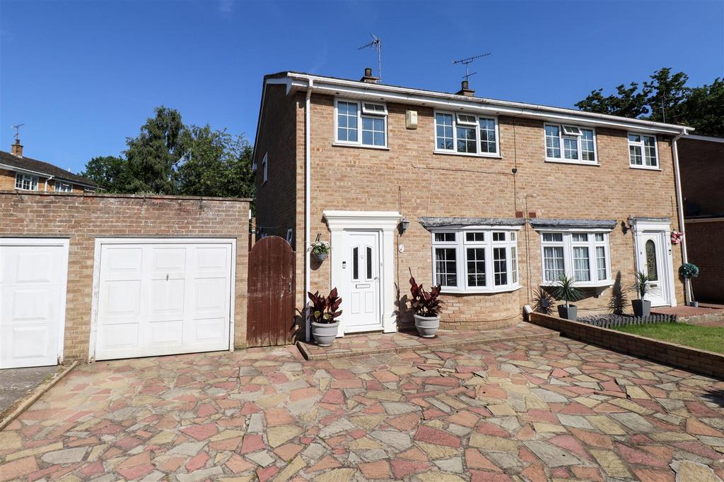 Polden Close, Farnborough GU14 3 bed semi-detached house - £425,000