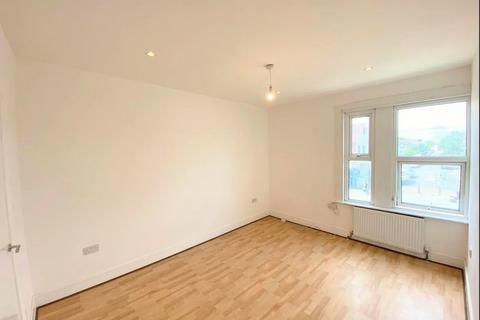 Lea Bridge Road, London E10 2 bed flat - £1,700 pcm (£392 pw)
