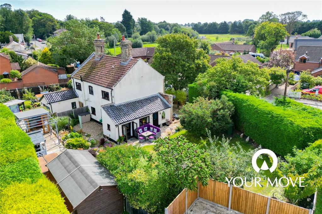 The Street, Beccles NR34 3 bed semi-detached house - £300,000