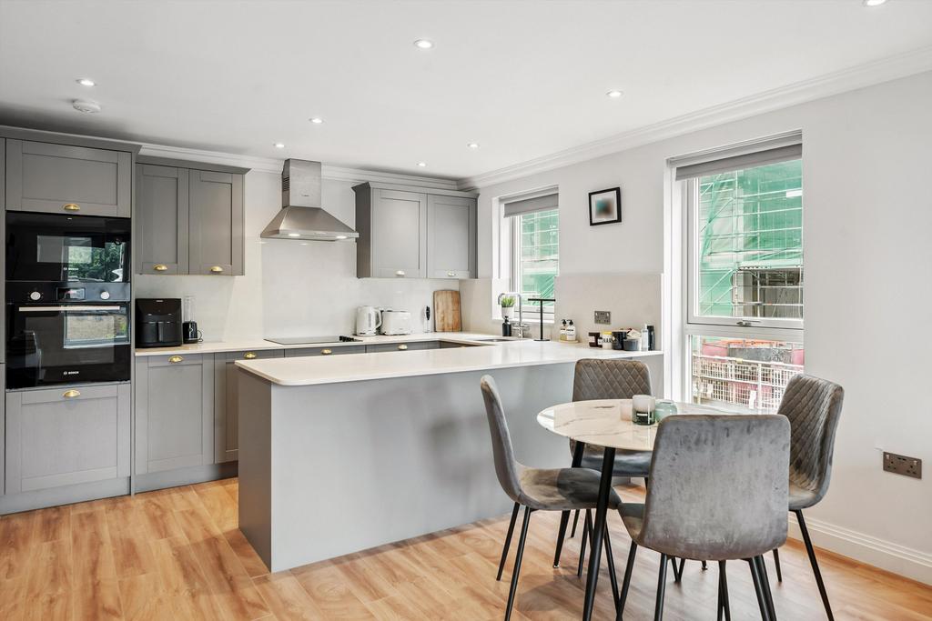 Edith Terrace, London, SW10 2 bed flat - £3,250 pcm (£750 pw)