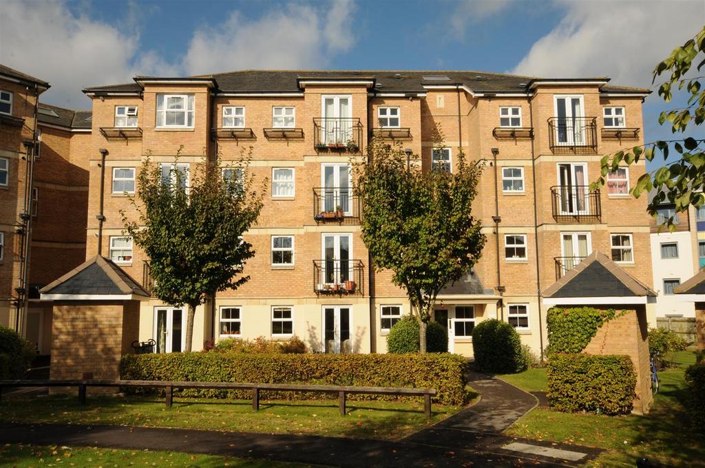 Venneit Close, Roger Dudman Way 2 bed flat - £1,750 pcm (£404 pw)