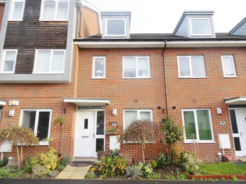 John Hunt Drive, Basingstoke RG24 3 bed terraced house - £1,625 pcm (£ ...