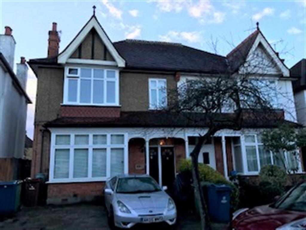 Cunningham Park, Harrow, Middlesex... 2 bed flat - £2,150 pcm (£496 pw)