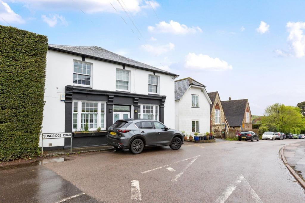 Sundridge Road, Ide Hill TN14 6JT 2 bed apartment - £1,450 pcm (£335 pw)