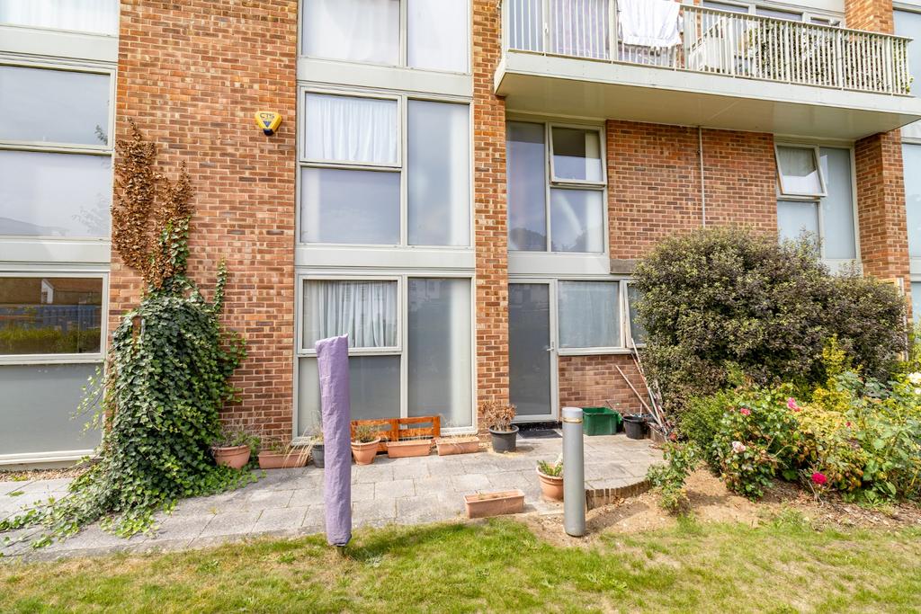 Hillington Square, King's Lynn... 3 bed maisonette - £140,000