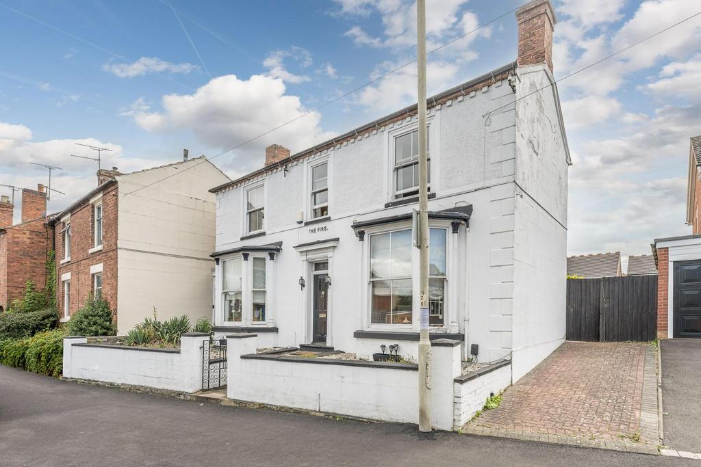 High Street, Wollaston, DY8 4NJ 4 bed detached house for sale - £385,000