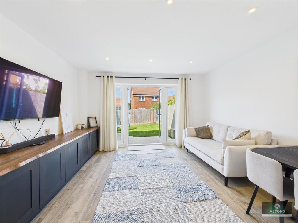 Ely Way, Faygate RH12 2 bed semi-detached house - £375,000