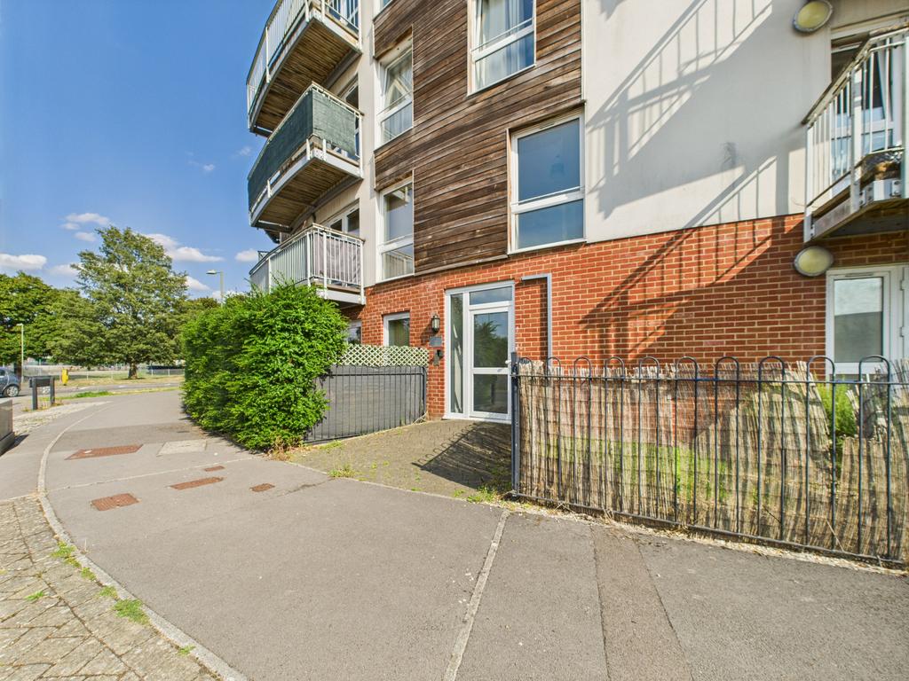 Mallory Road, Basingstoke, RG24 2 bed flat - £180,000