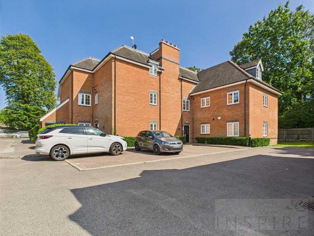 Barn Close, Crawley RH10 2 bed apartment - £1,500 pcm (£346 pw)