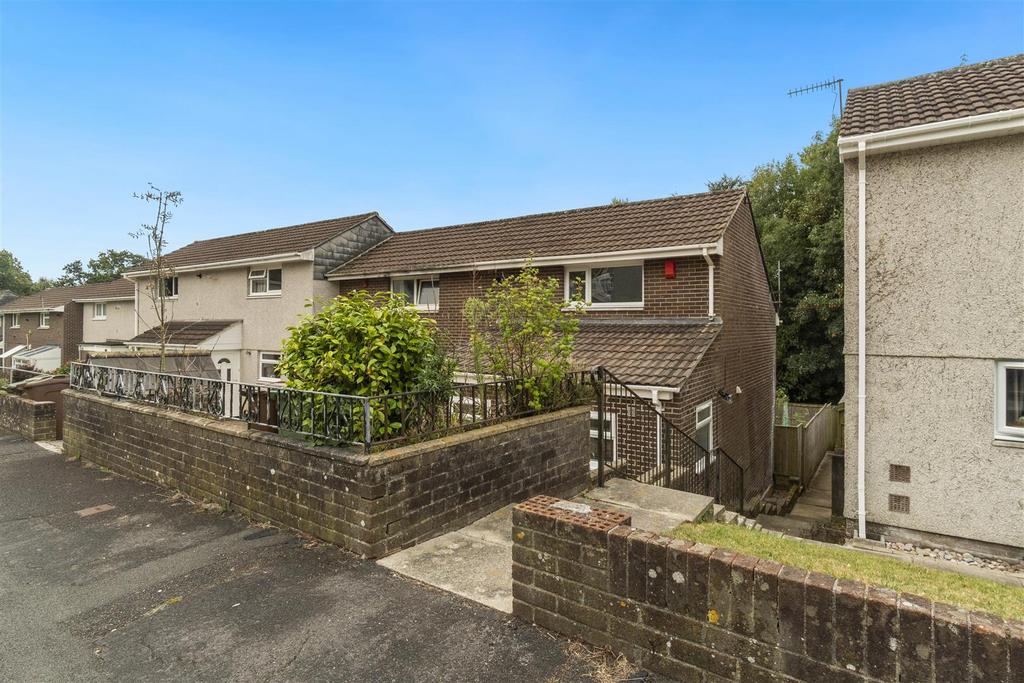 Rogate Walk, Plymouth 2 bed end of terrace house - £1,100 pcm (£254 pw)
