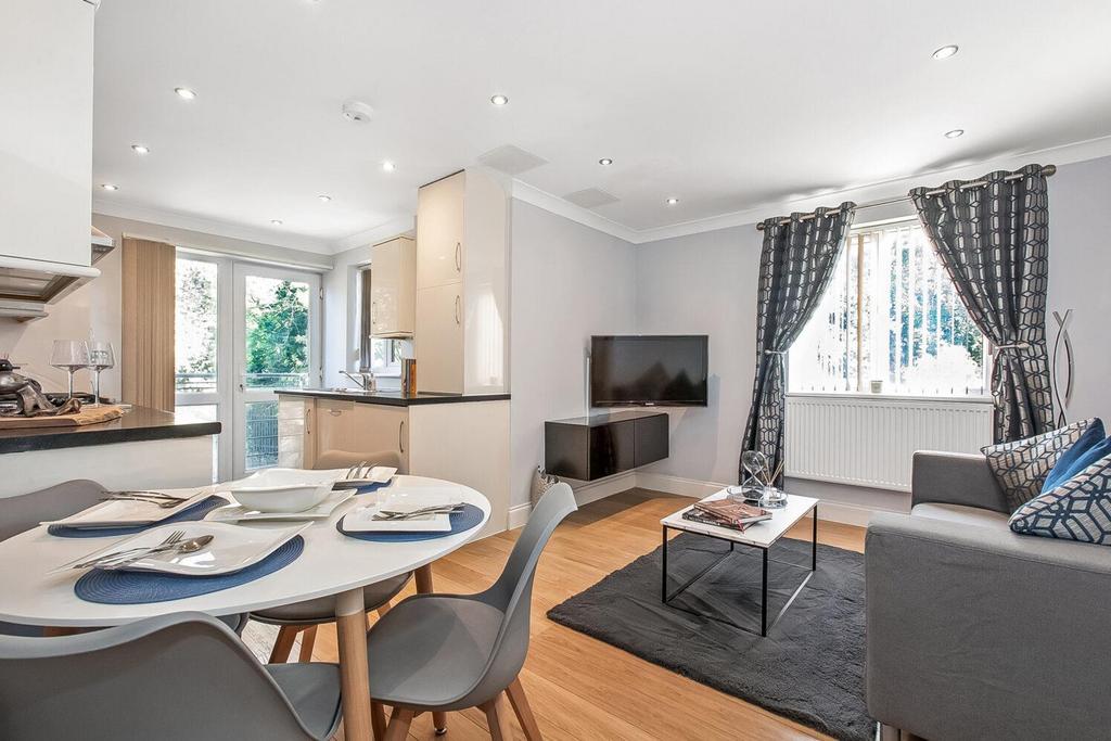 Palace Road, Tulse Hill, London, SW2 2 bed flat for sale - £385,000
