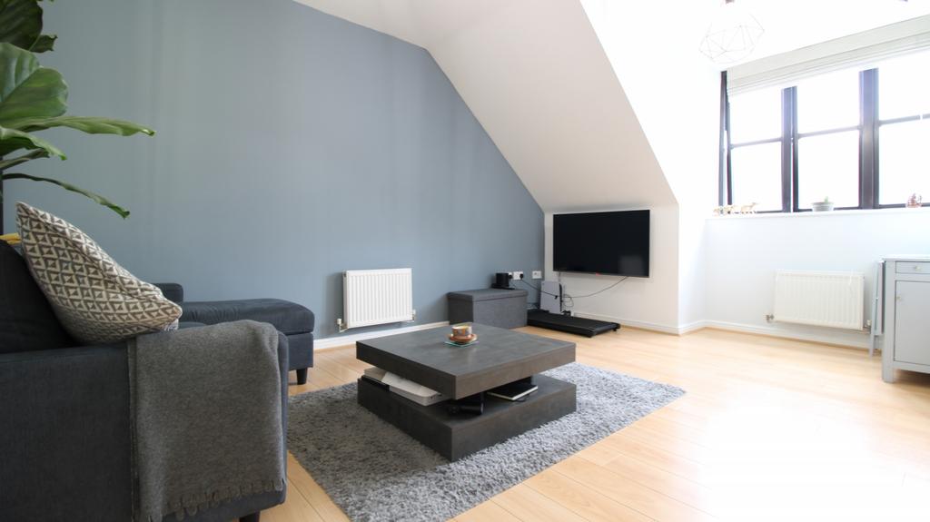 Silas Court, Lockhart Road, Watford WD17 2 bed flat - £1,700 pcm (£392 pw)
