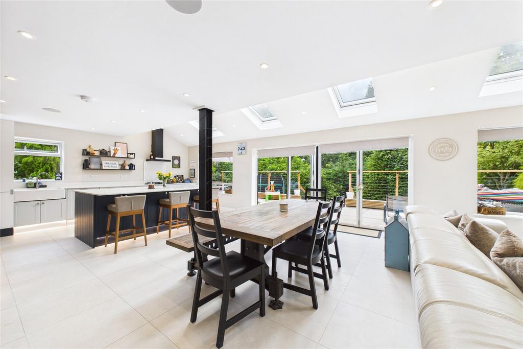 Forest End Road, Sandhurst... 4 bed detached house - £3,000 pcm (£692 pw)