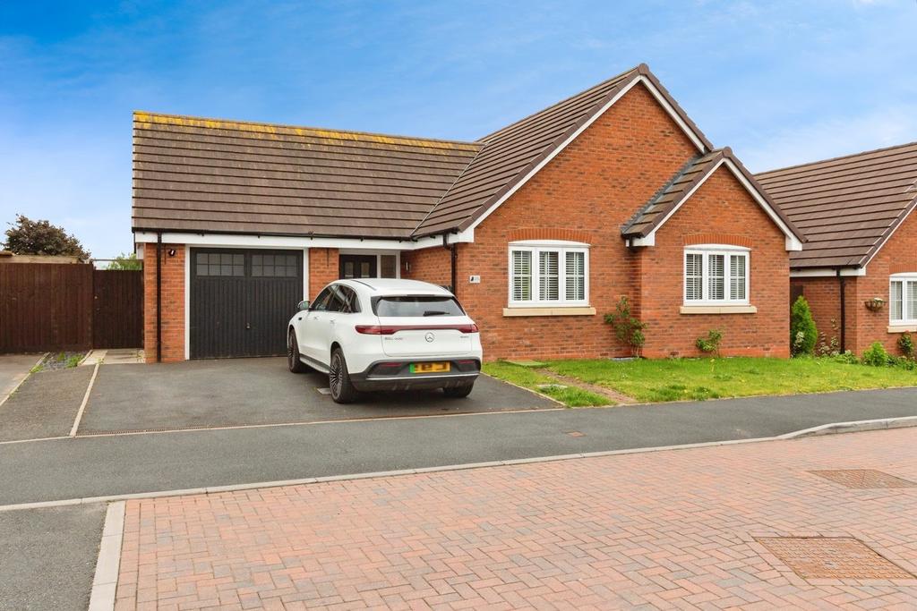 Earls Way, Telford TF6 3 bed detached bungalow - £335,000