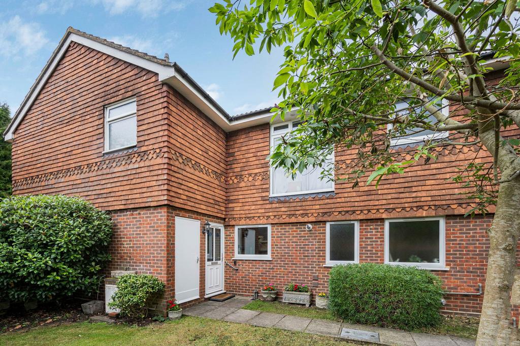 Griffin Way, Bookham, Leatherhead... 2 bed maisonette for sale - £375,000