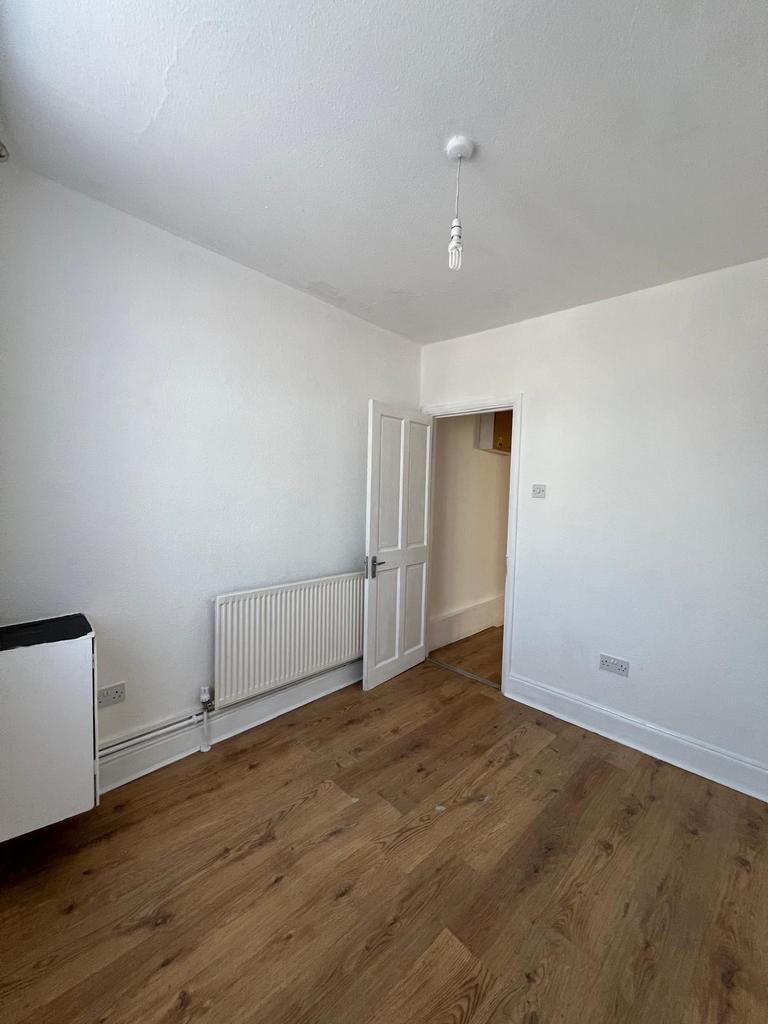 Barking, IG11 3 bed terraced house to rent - £2,100 pcm (£485 pw)