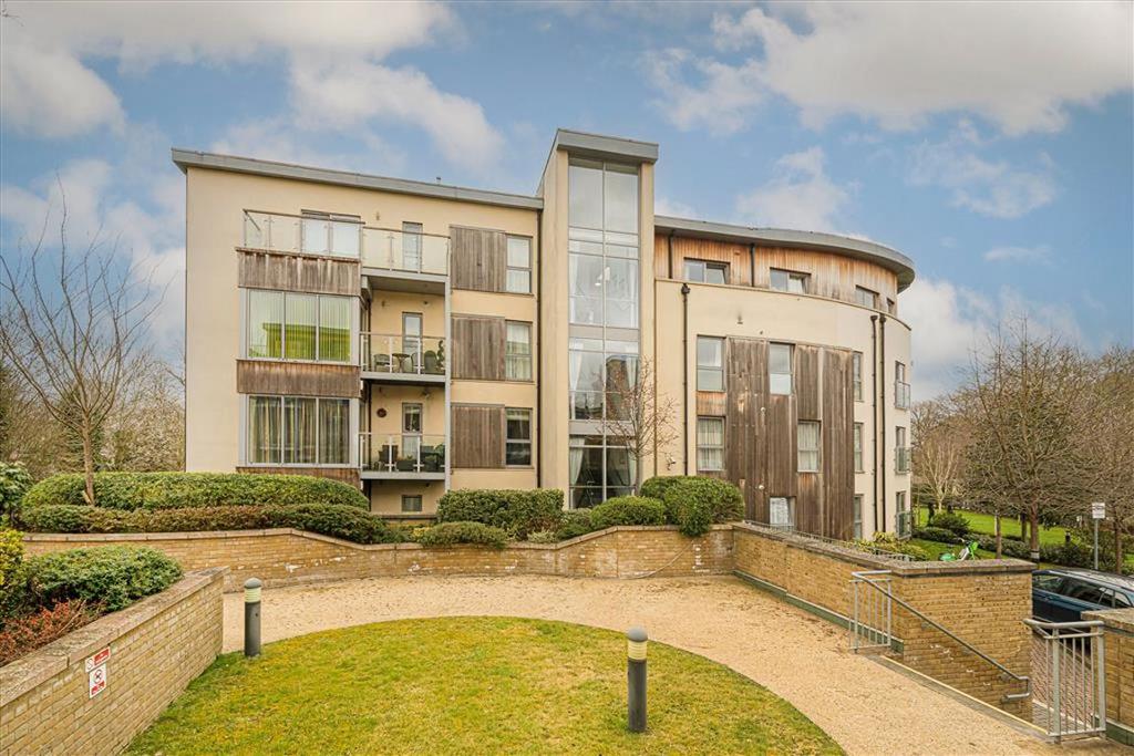 Blagrove Road, Teddington TW11 2 bed flat - £2,650 pcm (£612 pw)