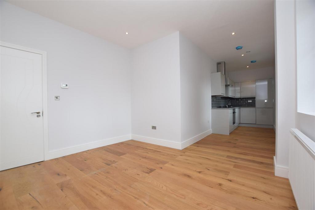 10366 Newfoundland Circus, Bristol 1 bed flat - £1,250 pcm (£288 pw)