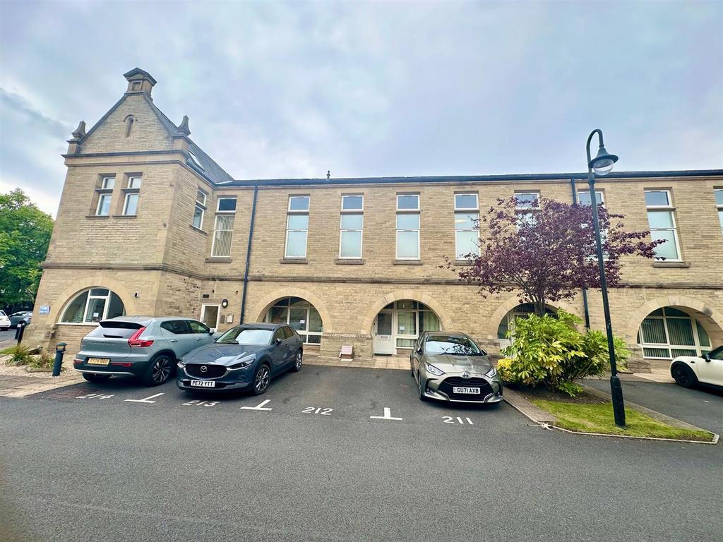 Crossley Apartments, Savile Park... 2 bed flat - £900 pcm (£208 pw)