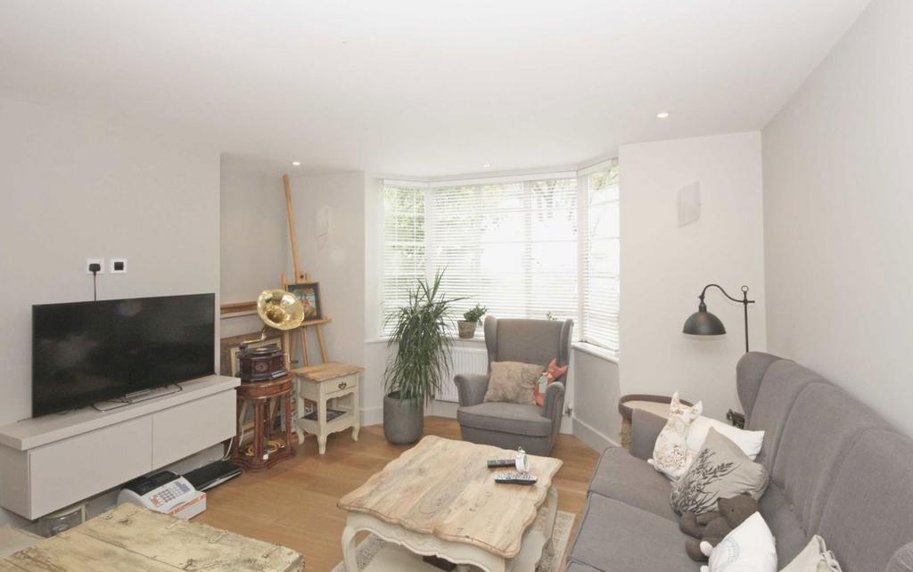 British Grove, London W4 2 bed flat - £2,201 pcm (£508 pw)