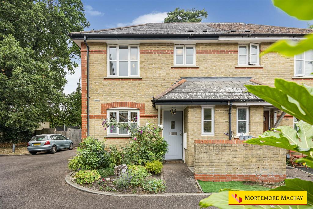 Moynihan Drive, London 3 bed semi-detached house - £600,000
