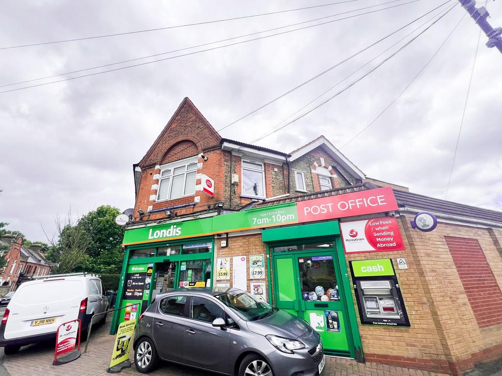 Carr Road, London, E17 1 bed ground floor flat to rent - £1,550 pcm (£ ...
