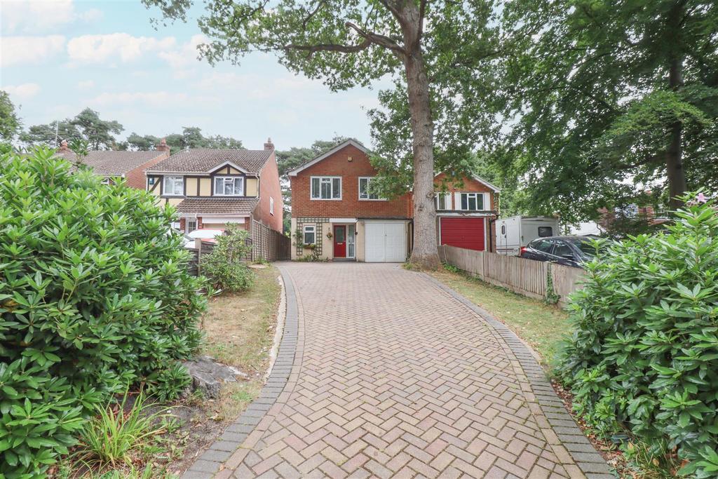 Fernhill Road, Farnborough GU14 3 bed detached house - £500,000