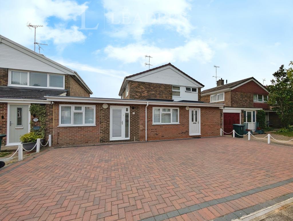 Ringwood Close, Southgate 4 bed detached house - £2,500 pcm (£577 pw)