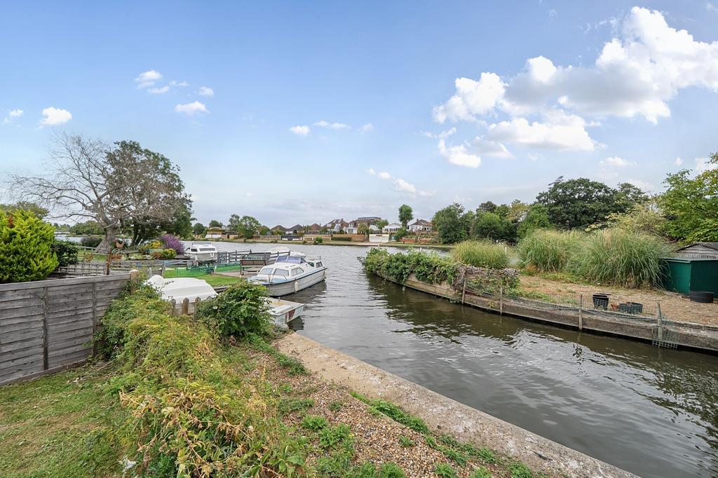 Lower Ash Estate, Shepperton, TW17 3 bed detached bungalow - £675,000