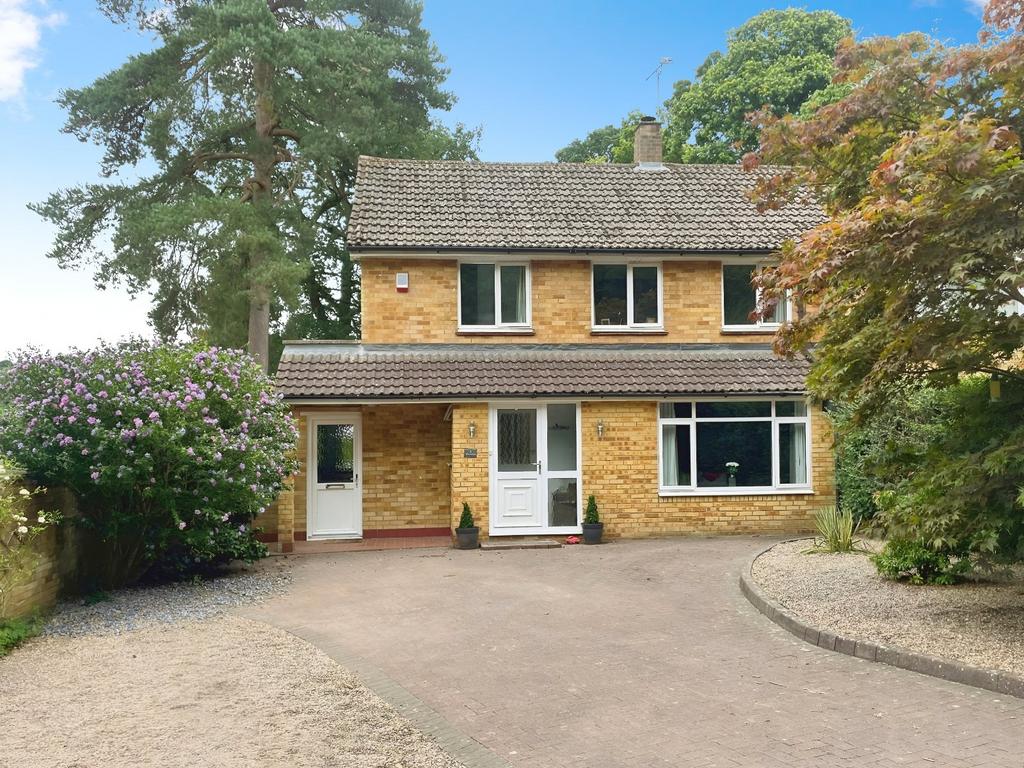 Waldron Hill, Bracknell, Berkshire 3 bed semi-detached house - £575,000