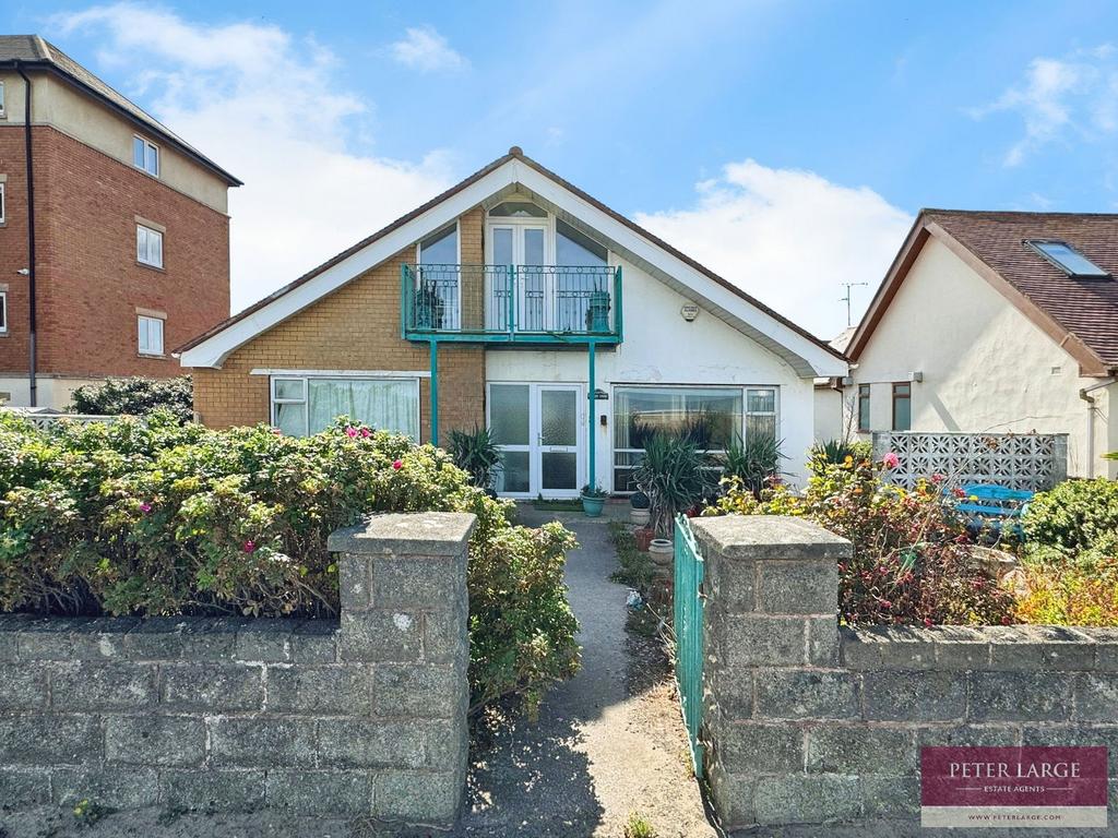 8 Marine Drive, Rhyl, LL18 3AU 3 bed detached bungalow - £260,000
