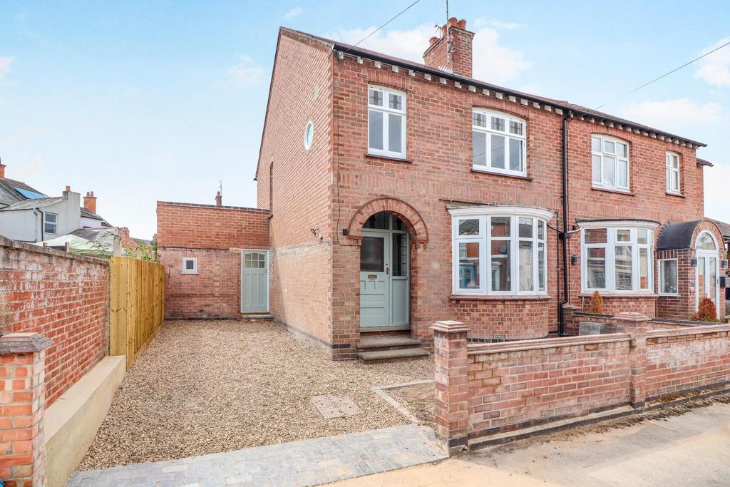 Pytchley Road, Rushden NN10 3 bed semi-detached house - £285,000