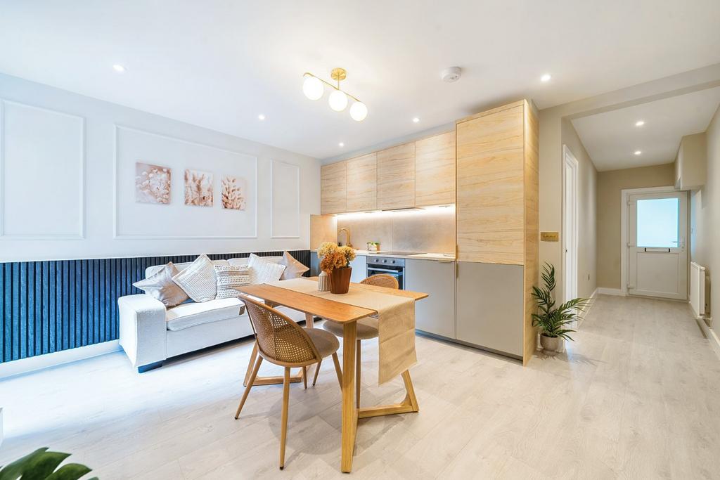 Ellingham Road, London, W12 2 bed flat for sale - £500,000