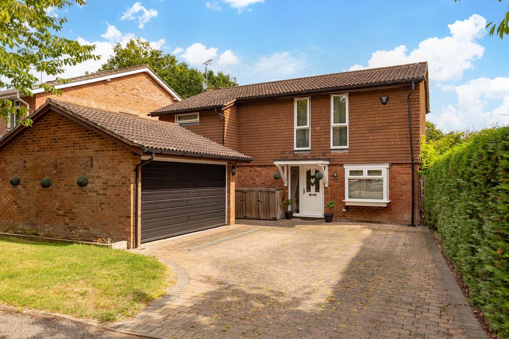 Erica Way, Crawley RH10 4 bed detached house - £580,000