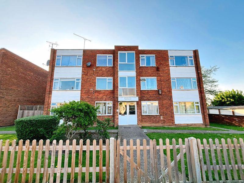 Richard Court, Alston Road, Barnet... 2 bed flat to rent - £1,599 pcm ...