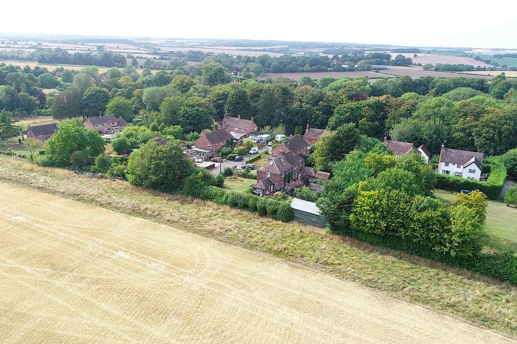 Hill View, Newmarket CB8 5 bed end of terrace house - £400,000