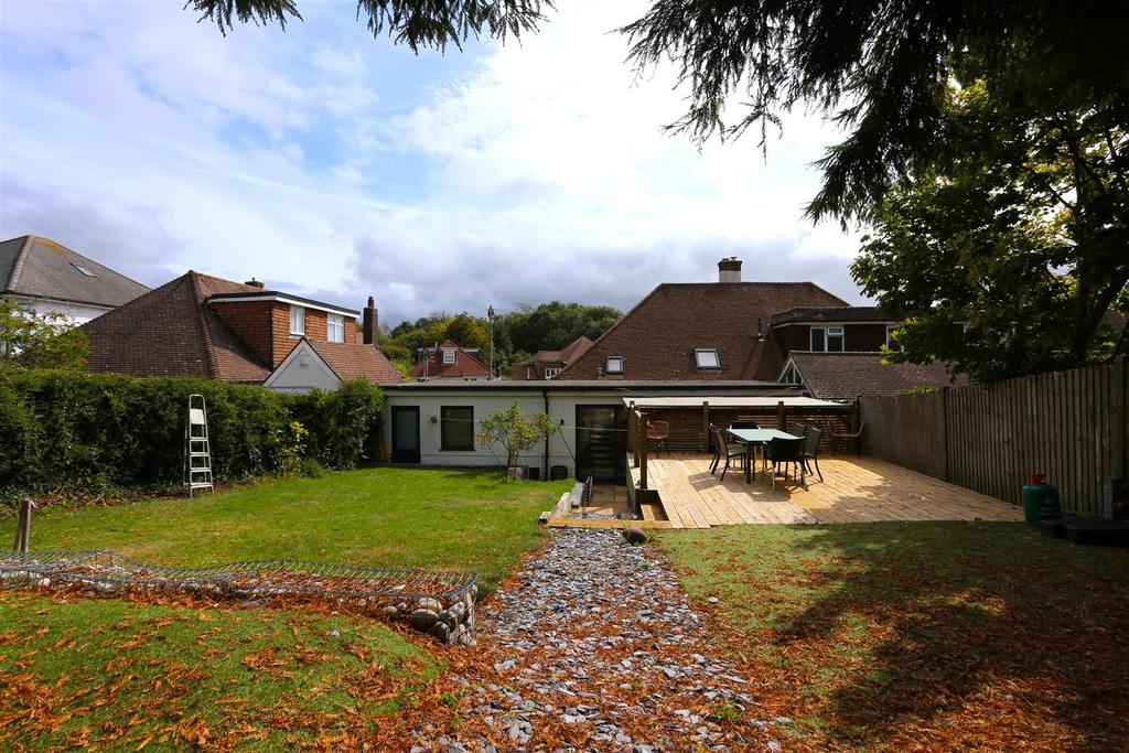 Glen Rise, Brighton 5 bed bungalow - £2,995 pcm (£691 pw)