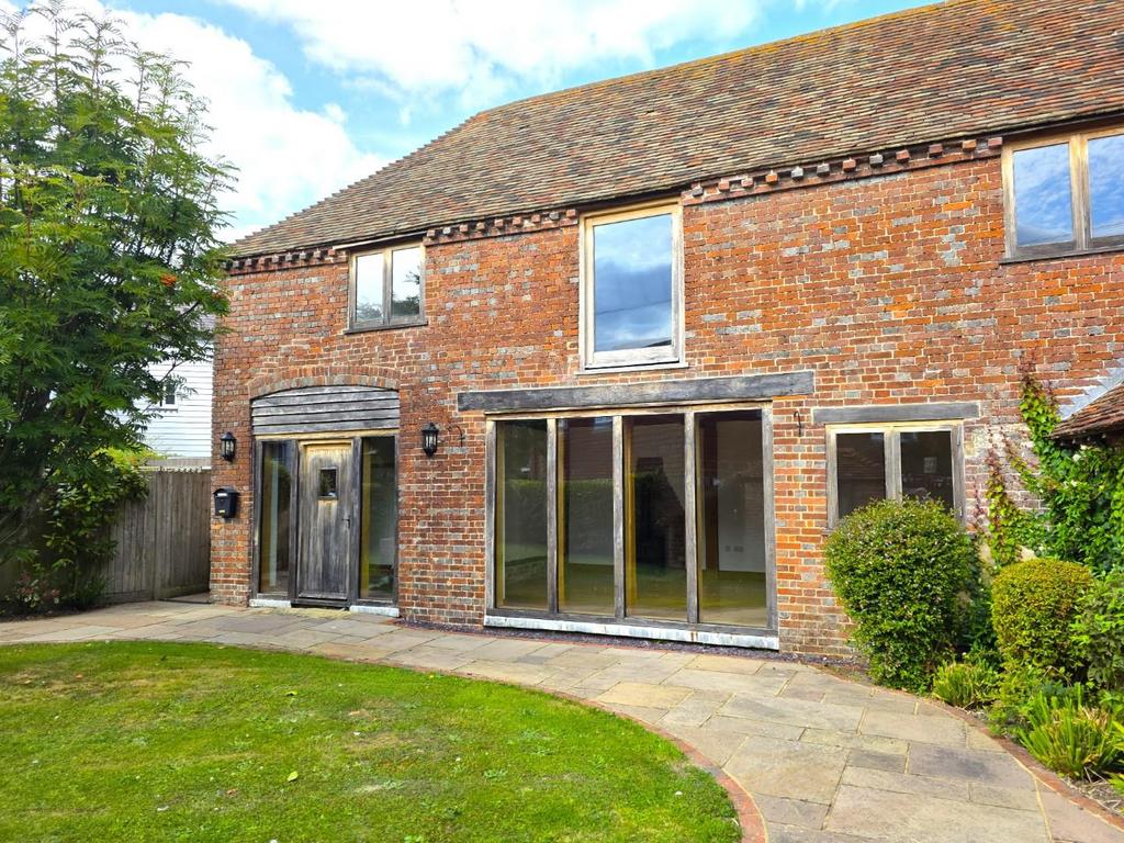 The Street, Appledore, Ashford TN26 2BU 2 bed barn conversion - £2,100 ...