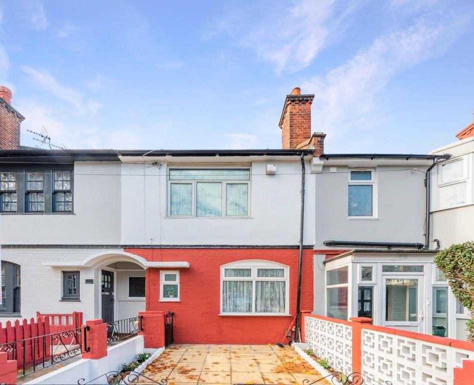 London SW17 3 bed terraced house - £2,700 pcm (£623 pw)