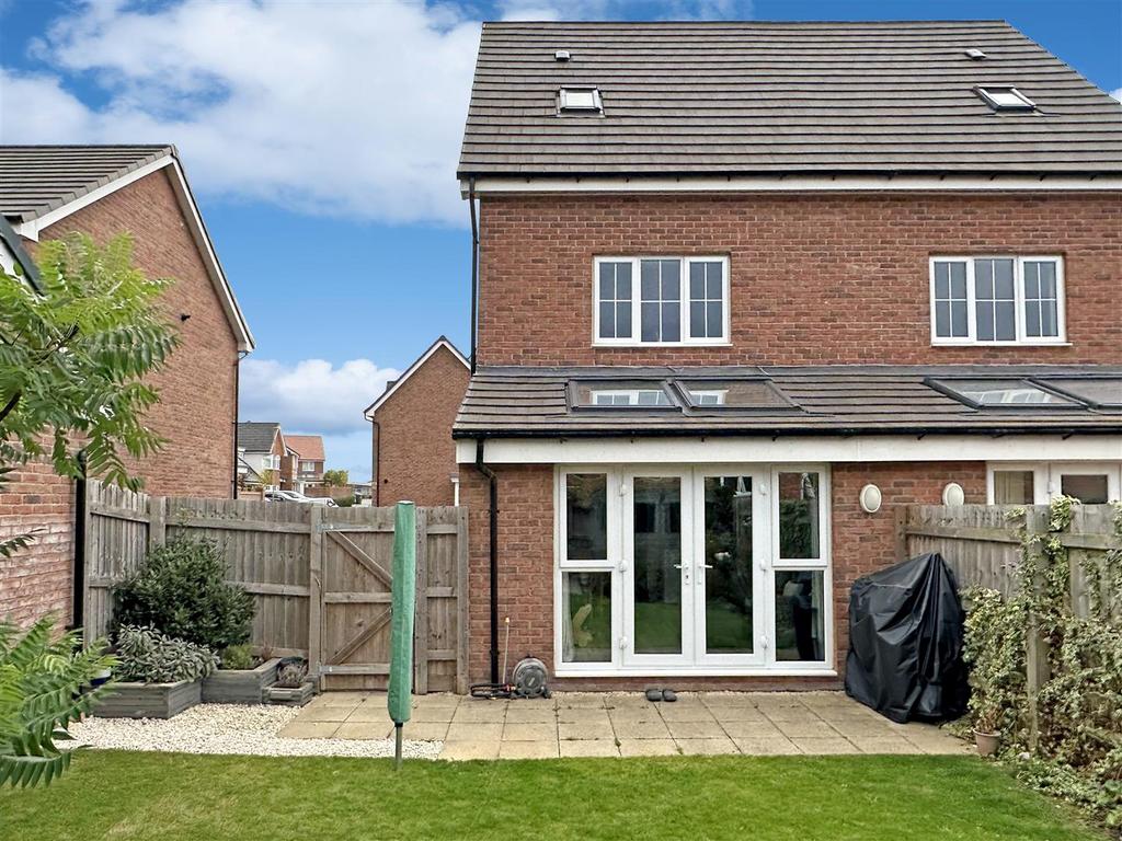 Marigold Way, Middlebeck, Newark 3 bed semi-detached house - £230,000