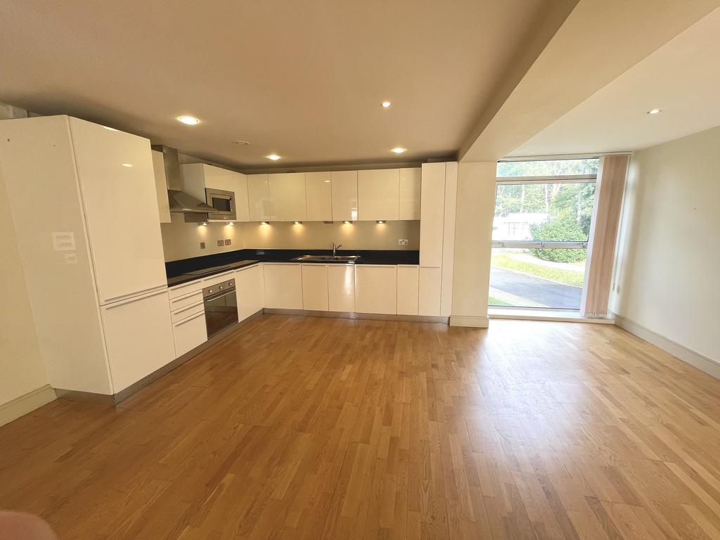 Woodlands, Hayes Point, Hayes Road... 2 bed flat - £1,250 pcm (£288 pw)