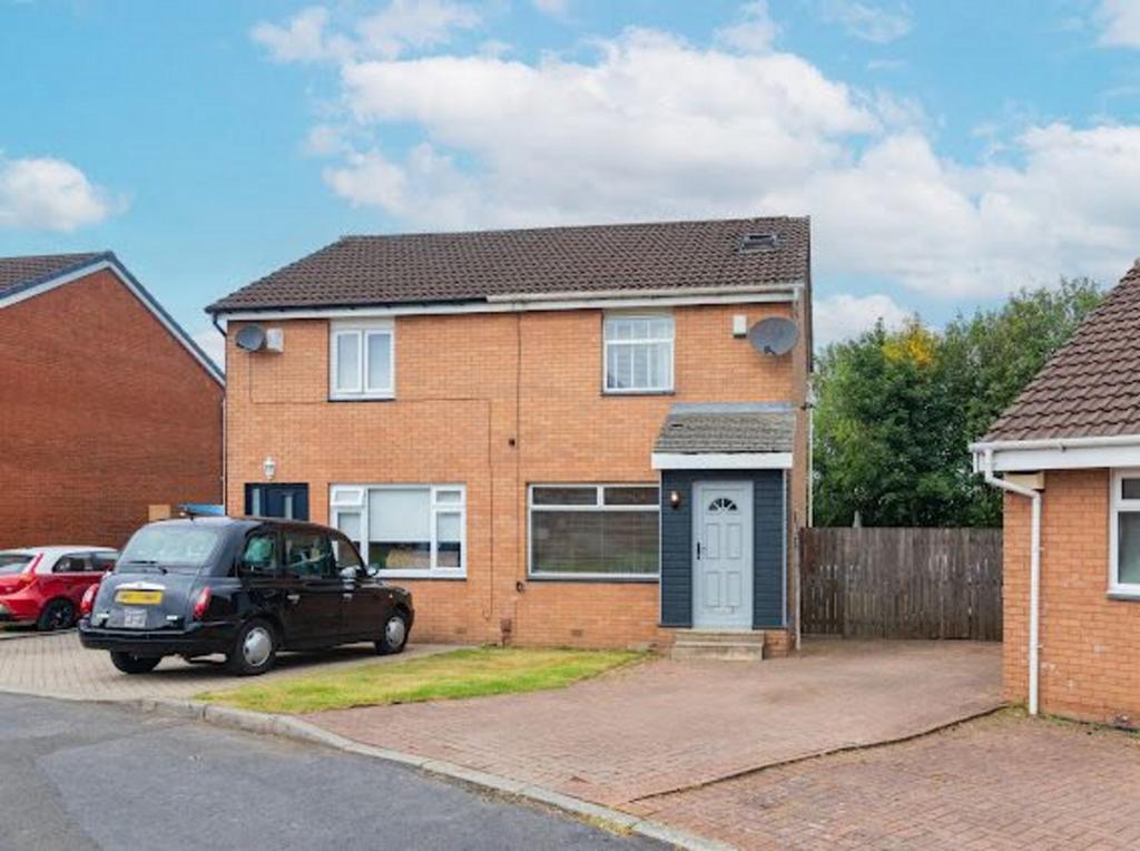 25 Glenbuck AvenueGlasgow G33 1DT 2 bed semi-detached house - £180,000