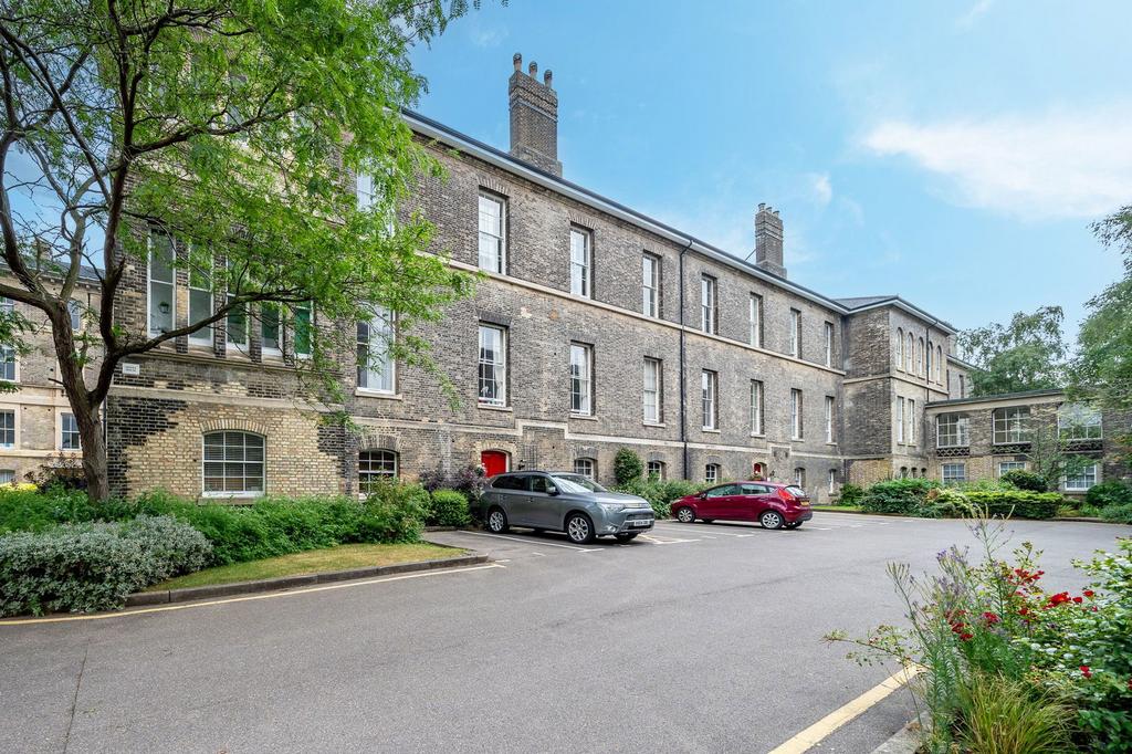 Gilbert Close, London SE18 2 bed flat for sale - £350,000