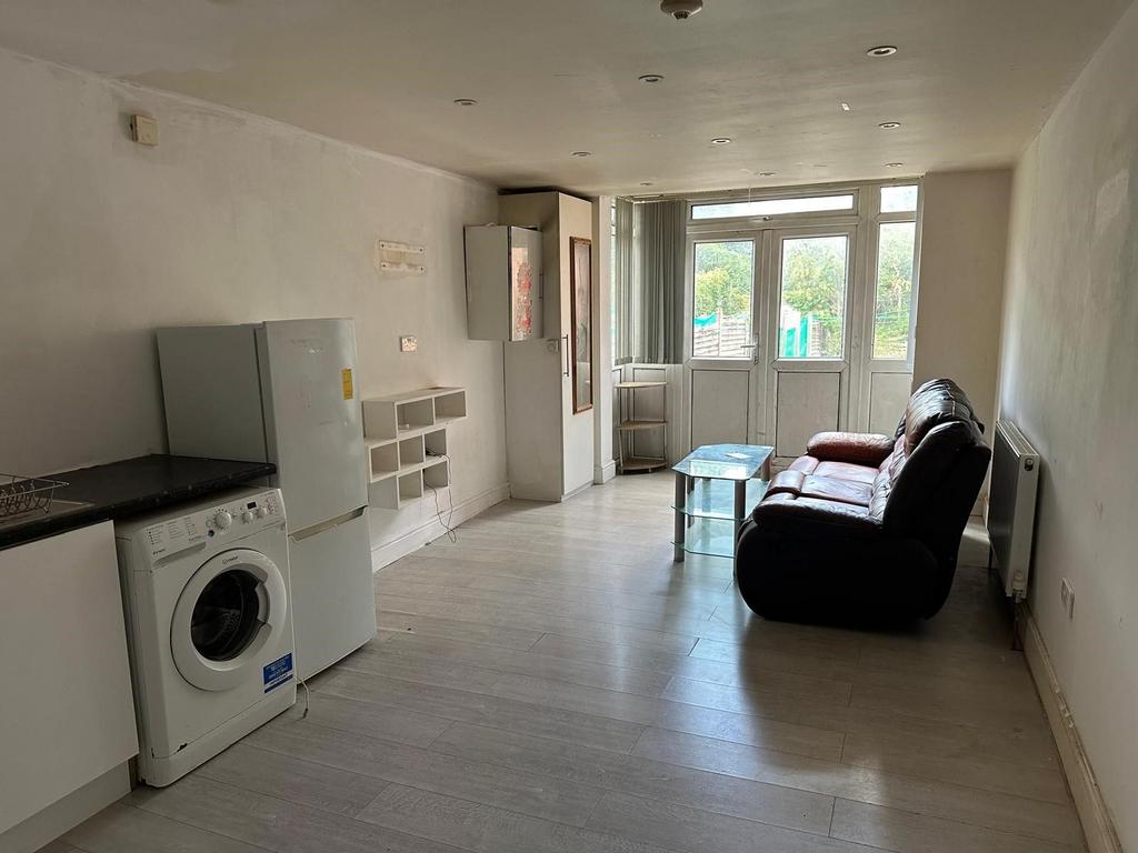 Bulstrode Avenue, 29, Ground Floor 2 bed terraced house - £1,800 pcm (£ ...