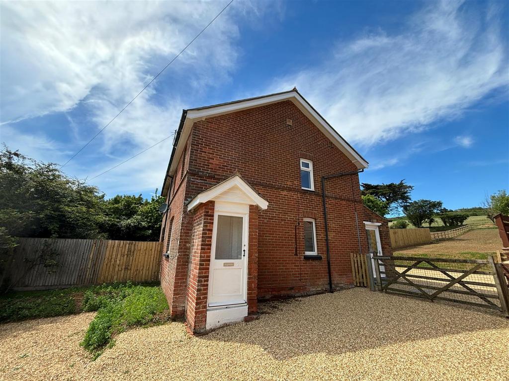 Merstone, Newport 3 bed semi-detached house - £1,100 pcm (£254 pw)